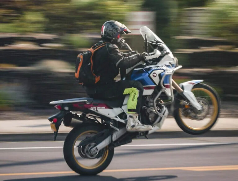 Comment maîtriser un wheeling sur une moto sportive