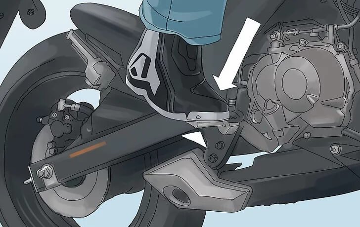 Riding a Motorcycle at Slow Speed: Techniques & Tips 2025